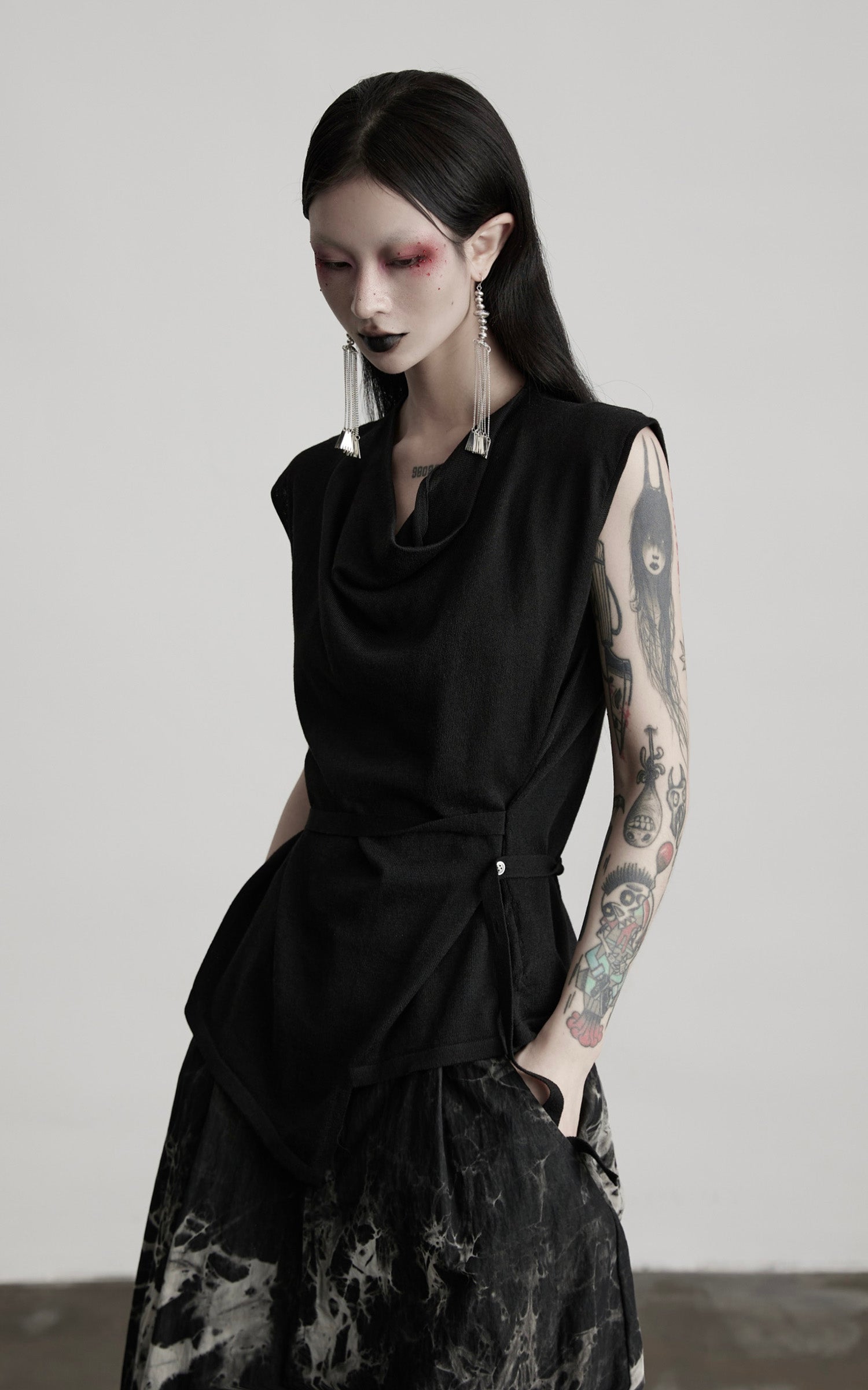 DOINDULGE Drape Shoulder Vest with Asymmetric Hemline and Textured Kni